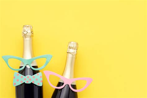 노란 배경에 파티 소품 마스크 샴페인휴가 배경 카니발 컨셉 사육제에 대한 스톡 사진 및 기타 이미지 사육제 샴페인 와인