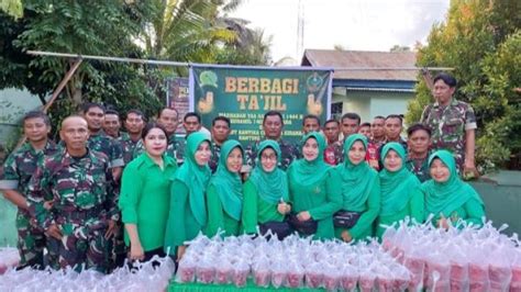 Koramil 1403 06 Wara Bersama Ibu Persit KCK Ranting 07 Bagi Bagi Takjil