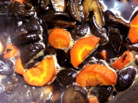 【市場の試食レシピ】黒にんにくを使った原木椎茸と金時にんじんのスタミナ煮しめ Bs：バイヤーセレクション
