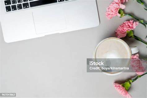 평평 하다 여자 사무실 책상입니다 노트북 핑크 카네이션 편지지 화이트 테이블에 작업 영역 상위 뷰 N 0명에 대한 스톡 사진 및