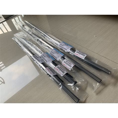 ส่งฟรี… ชุดคิ้วรีดน้ำขอบกระจกโครเมี่ยม Revo 4 ประตู แท้ใหม่