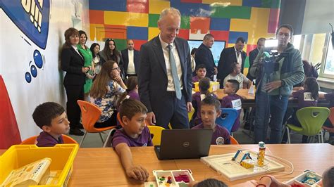 Министър Красимир Вълчев Когато учат чрез практика учениците постигат повече Новини бг