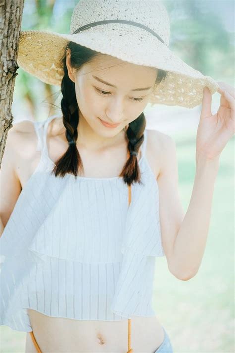 麻花辫美女清凉吊带热裤迷人写真