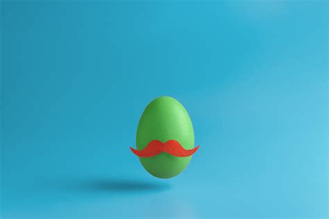 파란색 배경에 콧수염이있는 녹색 계란 1 개 최소한의 행복 부활절 개념 장식입니다 0명에 대한 스톡 사진 및 기타 이미지 0명 개념 계절 Istock