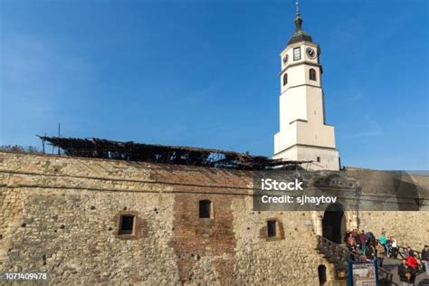 베오그라드 요새와 세르비아 베오그라드 시의 중심에서 Kalemegdan 공원에서 시계탑 강에 대한 스톡 사진 및 기타 이미지