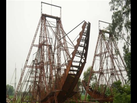 Up Sambhal 12 Th Pass Man Famous For His Rides And Swings For Fare Gave