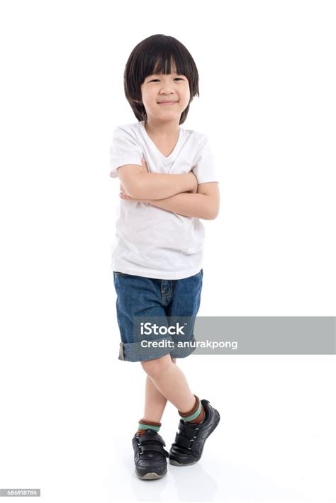 흰색 T셔츠와 청바지 흰 배경에 서 있는 아이 T 셔츠에 대한 스톡 사진 및 기타 이미지 T 셔츠 광고 귀여운 Istock