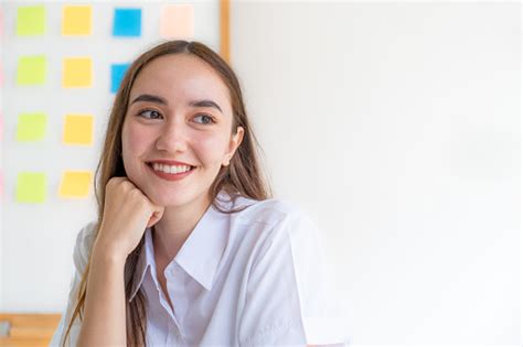 도전적인 비즈니스 목표를 설정하고 새로운 목표를 달성하기 위한 계획을 세우기 위한 재택 근무의 여성 사업가 분석 그래프 20 24세에 대한 스톡 사진 및 기타 이미지