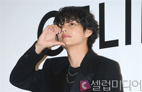 셀럽포토 방탄소년단 BTS 뷔 아미에게 보내는 하트