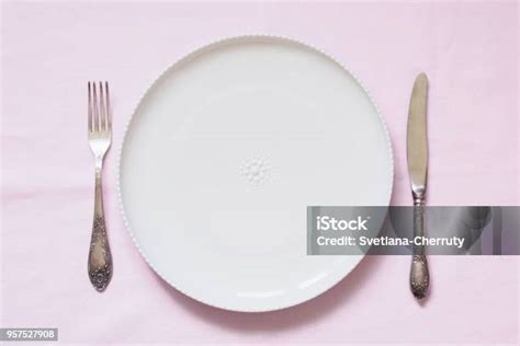 핑크 린 넨 식탁보에 테이블 장소 설정입니다 최고의 볼 수 있습니다 개념입니다 0명에 대한 스톡 사진 및 기타 이미지 0명