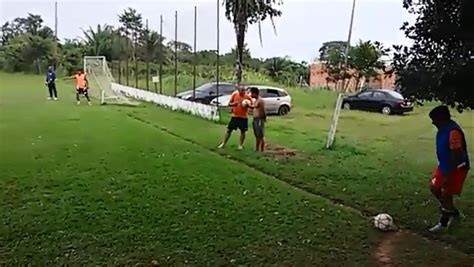 Bola cheia em vídeo ex jogador faz gol olímpico em pelada no Acre
