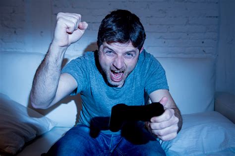 젊은 남자 흥분된다 비디오 게임과 조이스틱을 사용하여 원격 제어 Brand Name Video Game에 대한 스톡 사진 및 기타 이미지 Brand Name Video