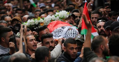 غانتس بعد استشهاد أبو عاقلة ناشدنا الفلسطينيين إرسال عينة الرصاصة