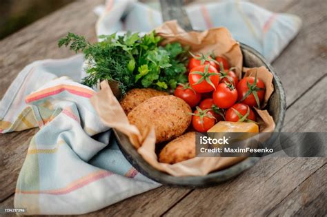 가벼운 줄무늬 식탁보에 냄비에 맛 있는 전통적인 조지아 요리 Mchadi 그루지야에 대한 스톡 사진 및 기타 이미지 그루지야