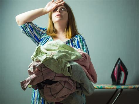 A Menina Está Cansada Das Tarefas Domésticas A Dona De Casa Está