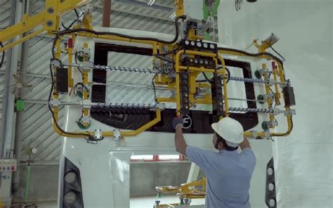 Streamline Truck Windshield Handling With Industrial Manipulators