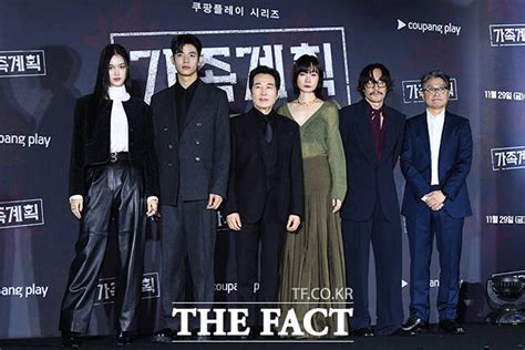 전에 본 적 없는 수상한 가족의 비즈니스 가족계획 [tf사진관]