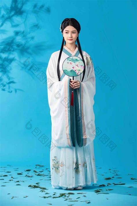 拿着扇子的古风美女 包图企业站