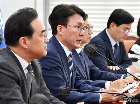 포토 발언하는 김민석 정책위의장