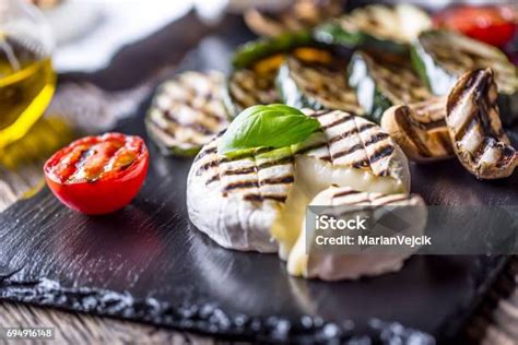 카망베르 치즈입니다 호박 토마토 올리브 오일과 바 질 잎 구이 카망베르 치즈 카망베르에 대한 스톡 사진 및 기타 이미지 카망베르 굽기 0명 Istock