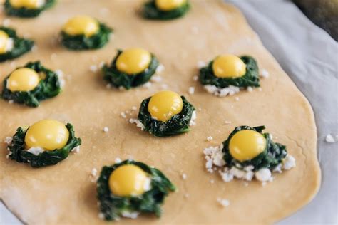 Paso A Paso El Chef Prepara Ravioles Con Queso Ricotta Yemas De Huevos