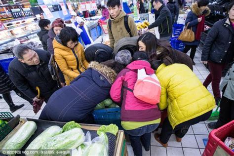 暴雪将至忙囤菜 杭州市民买空超市货架新浪图片