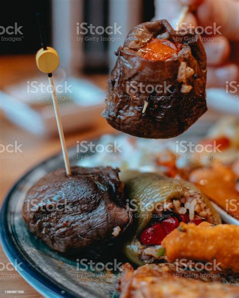 전통적인 터키와 그리스 저녁 식사 Meze 테이블 터키 요리 차가운 전채 다채로운 접시에 터키 전채 요구르트와 다양한 삶은 허브