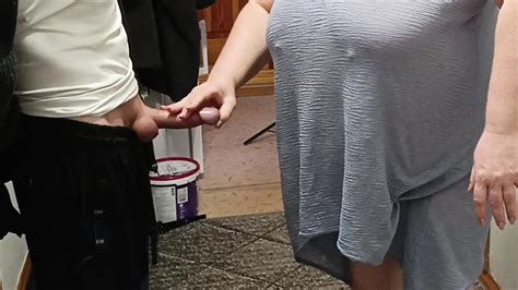 دفعت زوجة الأب ساعي بالجنس Xhamster