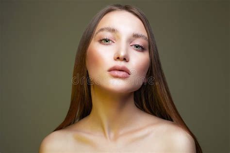 M Dchen Mit Rosa Lidschatten Sch Ne Frau Mit Verfassung Stockfoto
