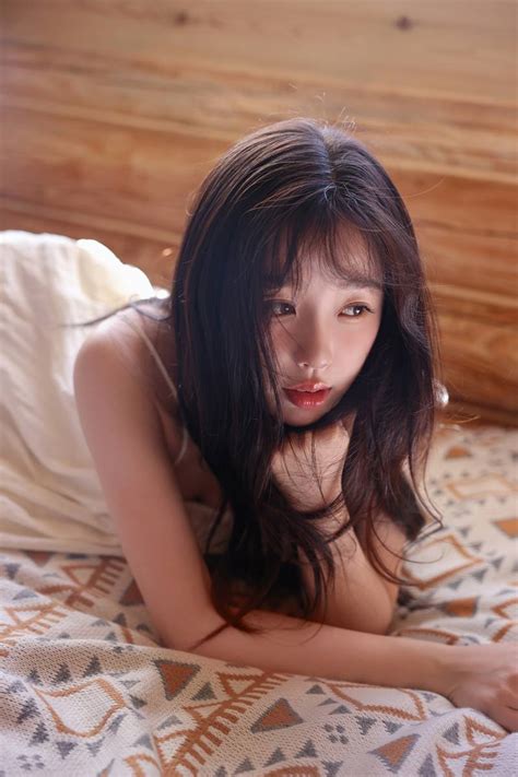 虞书欣居家写真甜美纯欲 穿白色吊带裙似慵懒野猫