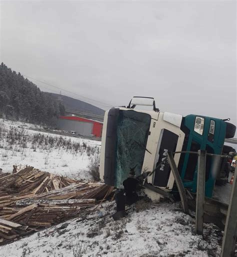 FOTO Accident pe A în județul Cluj Un camion scăpat de sub control s a răsturnat în afara