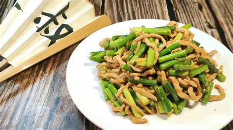家常菜肉丝炒蒜苗，想要肉丝滑嫩蒜苗入味，还是需要一些技巧的美食菜谱好看视频