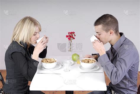年轻夫妇在吃健康的早餐