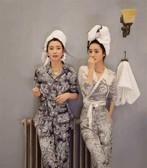 李冰冰赵丽颖时尚cosmo杂志写真 李冰冰赵丽颖水墨印花睡衣图片 三千图片网