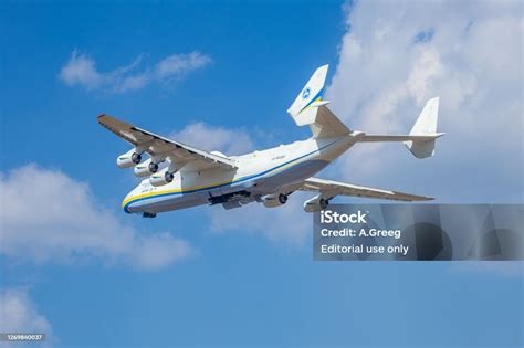 고스토멜 우크라이나 2020년 4월 11일 비행기 안토노프 225 An225 Mriya 공항에서 이륙 세계에서 가장 큰 비행기