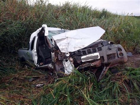G1 Acidente Entre Caminhonete E Caminhão Deixa 2 Feridos Na Mg 179