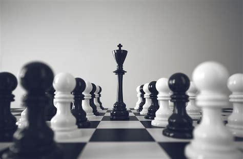 Pe A De Xadrez Do Rei Entre Os Pe Es Na Renderiza O Do Conceito D De Lideran A No Tabuleiro De