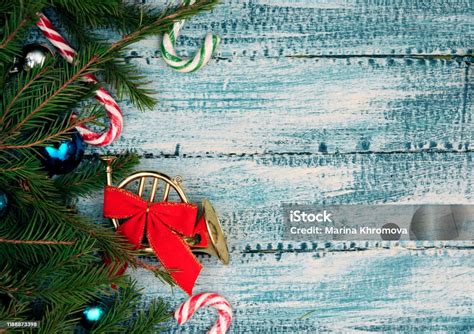 가문비 나무 나뭇 가지로 둘러싸인 파란색 나무 배경 사탕 지팡이 크리스마스 공과 크리스마스 장난감 뿔에 크리스마스 질감 크리스마스에 대한 스톡 사진 및 기타 이미지 Istock