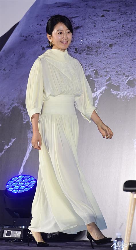 김희애 눈 뗄 수 없는 걸음걸이 포토