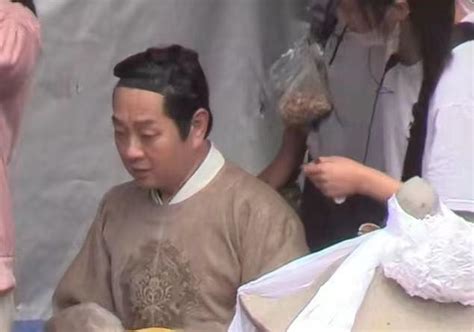 张绍刚转行去拍照，三位助理太忙碌，50岁状态非常好 知乎