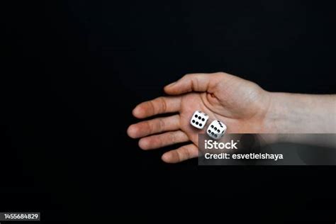 검은 배경에 격리된 손바닥에 주사위를 닫습니다 Yahtzee는 주사위 게임입니다 5 개의 주사위 모두 같은 숫자 하나 도박 중독