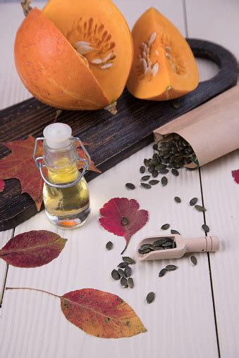 밝은 배경에 호박 기름 한 병 종이 가방과 잘라 호박에서 흩어져 호박 씨앗 전통적인 오일에 대한 대안 0명에 대한 스톡 사진 및 기타 이미지 Istock