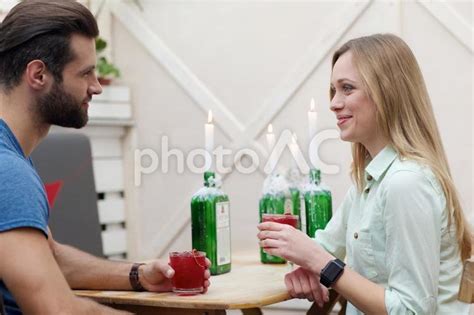 カフェバーでカクテルを飲む男女21 No 1496294｜写真素材なら「写真ac」無料（フリー）ダウンロードok