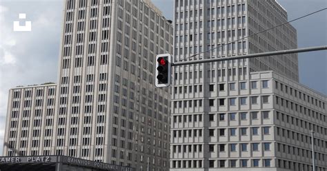 낮에는 갈색 콘크리트 건물 근처의 빨간불 신호등 사진 Unsplash의 무료 회색 이미지