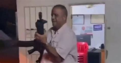 Hombre Lanzó Disparos Al Aire Con Un Rifle De Asalto Cerca A Un Cai En