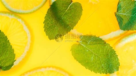 漂浮在橙汁中的橙叶和橙片的宏观图像高清图片下载 正版图片505227231 摄图网