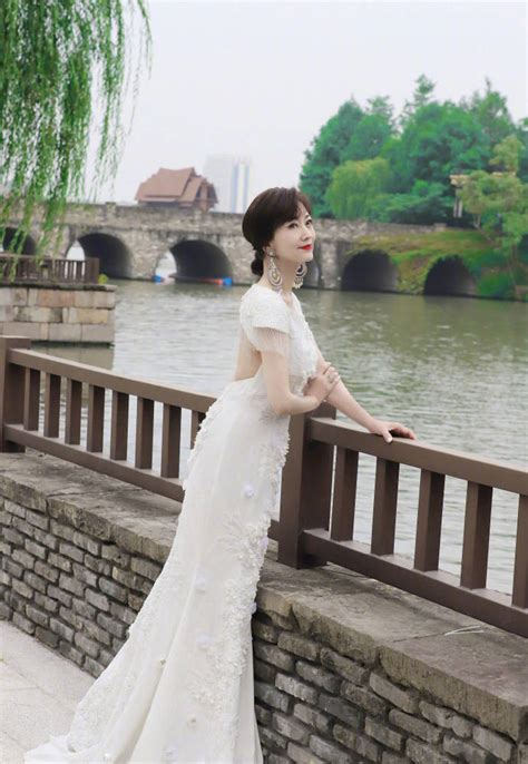 赵雅芝一袭露背白裙光彩照人 笑容温婉红唇吸睛 搜狐大视野 搜狐新闻