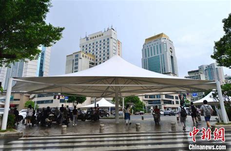 超大号遮阳伞现身福州街头 搜狐大视野 搜狐新闻
