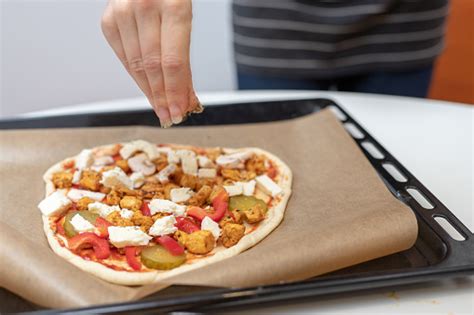 가정 부엌에서 맛 있는 피자를 준비 합니다 레이아웃 하 고 식탁에 피자 반죽을 장식 밝은 배경 개념에 대한 스톡 사진 및 기타