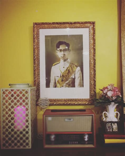 77ppp พระบรมฉายาลักษณ์ ในหลวง ร ๙ ยุคต้นรัชกาล พ ศ ๒๔๘๙